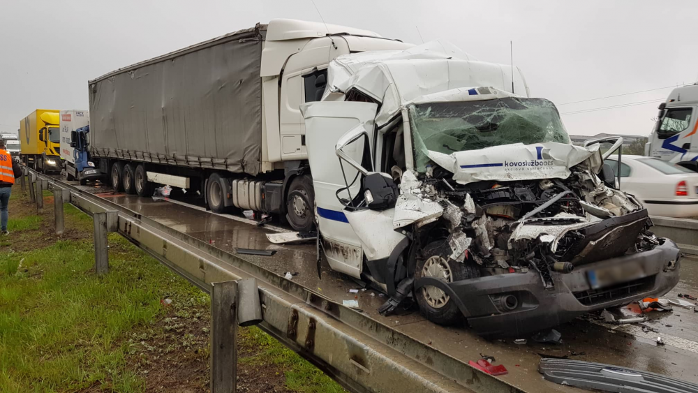 FOTO: Dnešní ráno na dálnici D1. Nehoda celkem 11 vozidel, dva lidé se ...