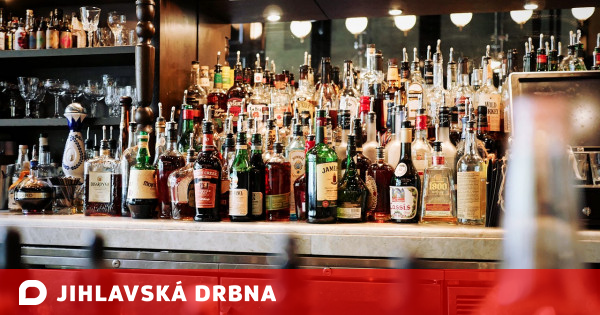 Polonahý muž se povaloval v trávě. Přivolaná hlídka mu naměřila 4,5 ...