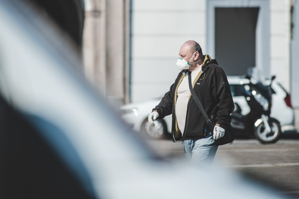 Lidé bez roušky při opékání buřtů či pod vlivem alkoholu. I to řešili ...