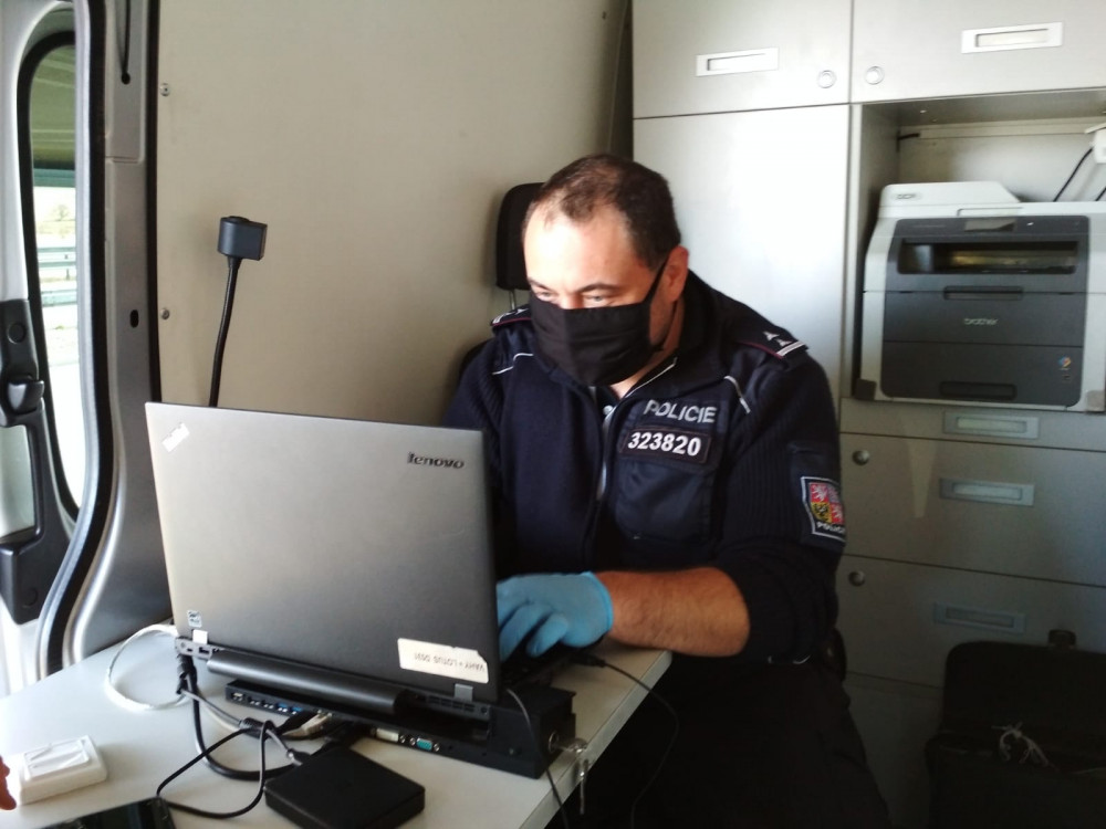 VIDEO: Policie v kraji zaznamenala 245 lidí bez roušky. Kontrolám ...