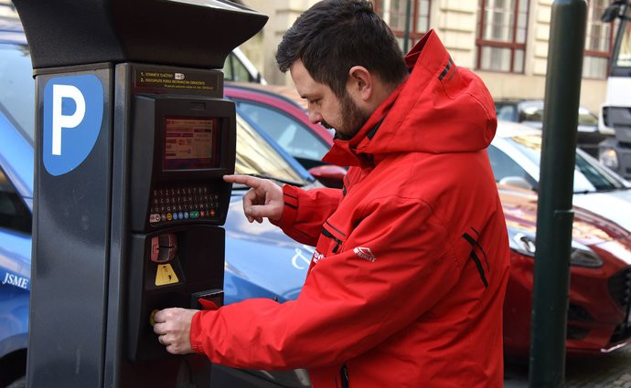 Velké změny v parkování. Nové automaty umožní platbu kartou i zadávání ...
