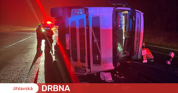 Na dálnici se do středových svodidel převrátil kamion, provoz na 161. kilometru je v obou ...
