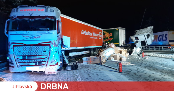 Noční hromadná nehoda na D1 stála život jednoho z řidičů kamionu. Lehce ...