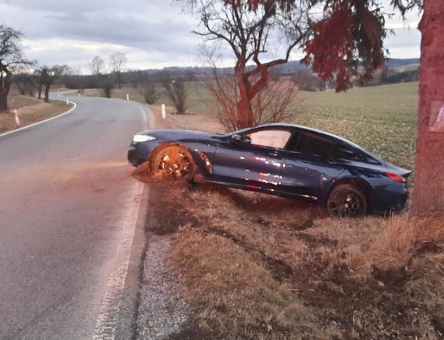 Nehoda na Jihlavsku za 200 tisíc korun. Řidič BMW jel rychle, dostal ...