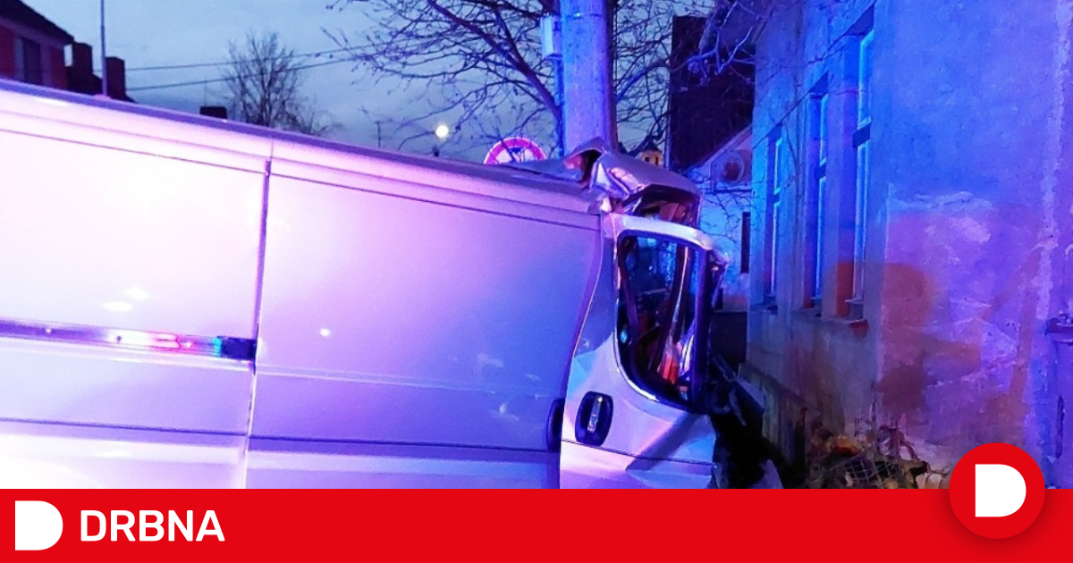 Řidič v dodávce na Třebíčsku boural. Narazil do sloupu, plotu a skončil ve zdi rodinného domu