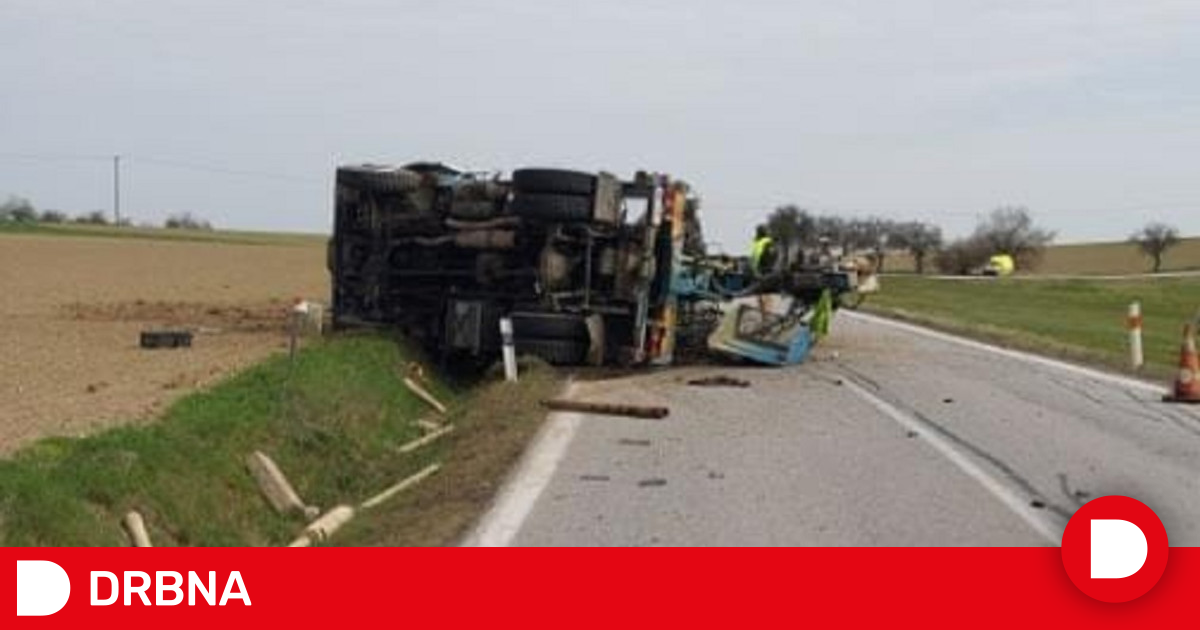 Na silnici z Třebíče do Telče se převrátilo nákladní auto, silnice byla ...