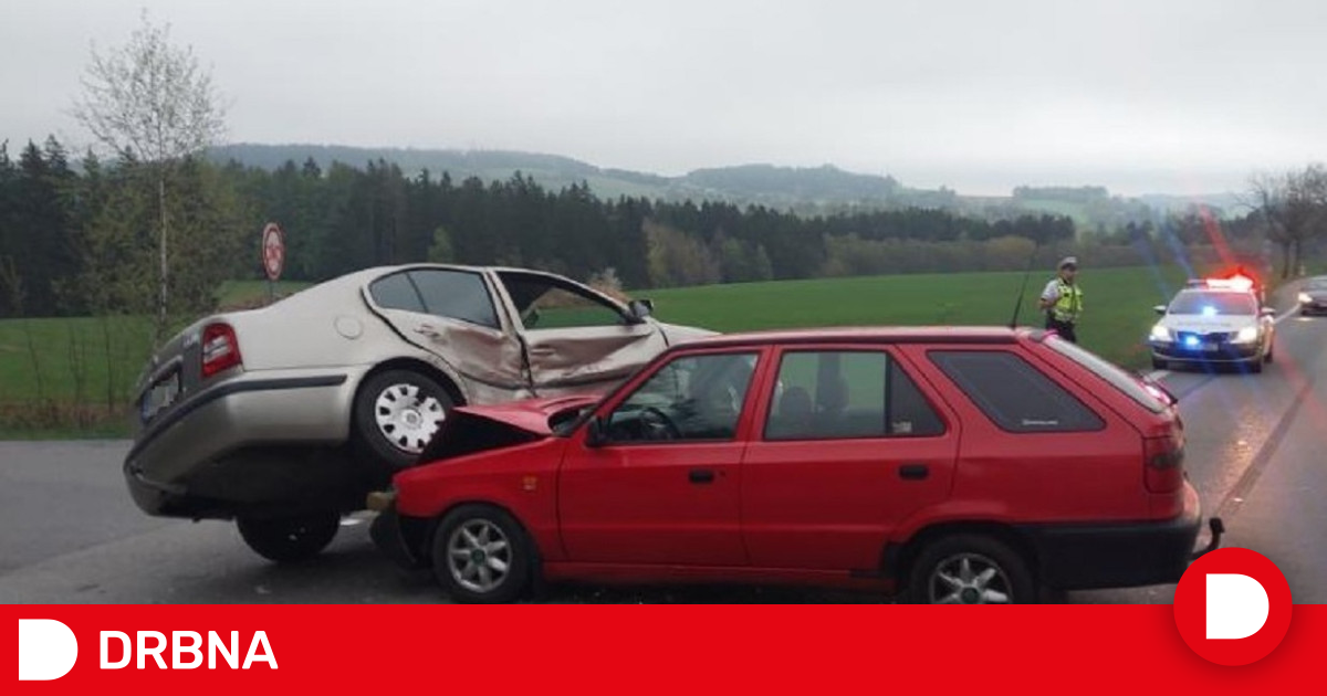 Osmnáctiletá řidička odbočovala, když jelo auto v protisměru. Zranila se