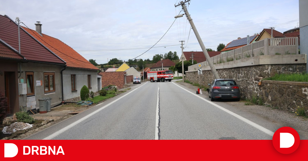 Řidič na Třebíčsku narazil do sloupu, zhruba 60 domácností je teď bez proudu