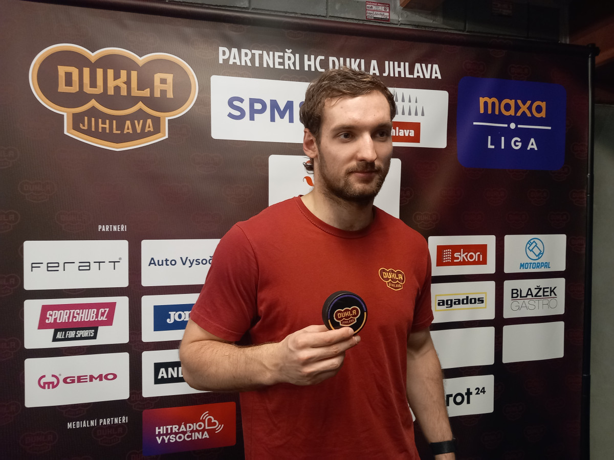 VIDEO: Menšík má puk, kterým dal první gól v aréně, trenér Ujčík se ...