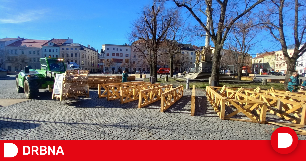 FOTO: Na jihlavském náměstí staví konstrukci pro kluziště. Bruslení bude zdarma