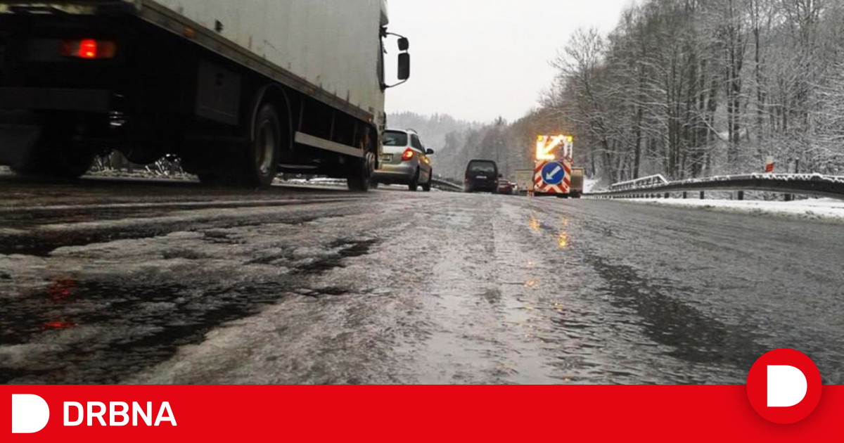 Ledovka pokryla i silnice na Vysočině. U Chotěboře boural autobus s 11 ...